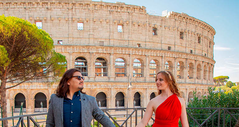 Rome: professional photoshoot outside the Colosseum - Tickets | Fever