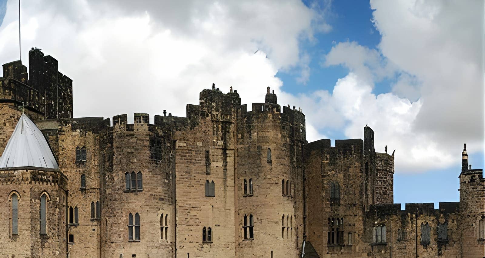 1 Day Alnwick Castle, Holy Island & Scottish Borders (Edinburgh ...