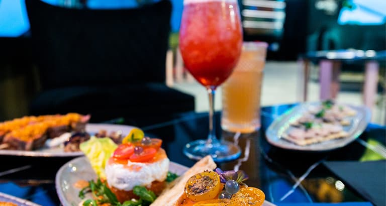 Entradas Dinner & Show y vistas 360º, Skyfall Cocktail Club, Barcelona ...