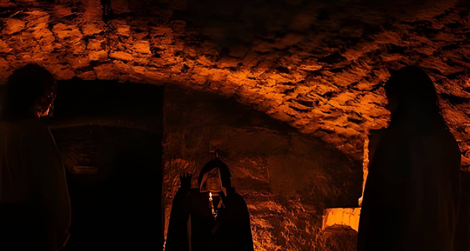 Small Group Edinburgh Night Walking Tour with Underground Vaults ...