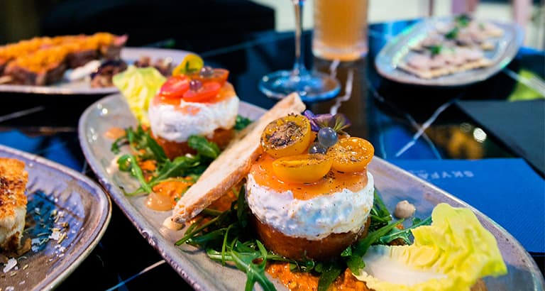 Entradas Dinner & Show y vistas 360º, Skyfall Cocktail Club, Barcelona ...