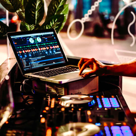 Brunch con música DJ y copa en Bocanegra - Madrid | Fever