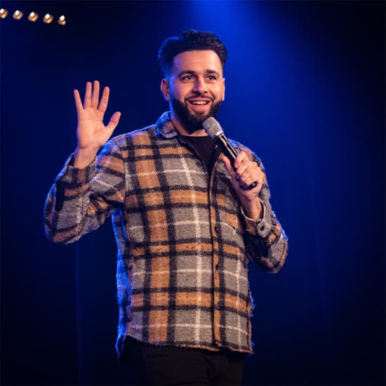 Le spectacle phénomène de Syphax, l'étoile montante du stand-up ...